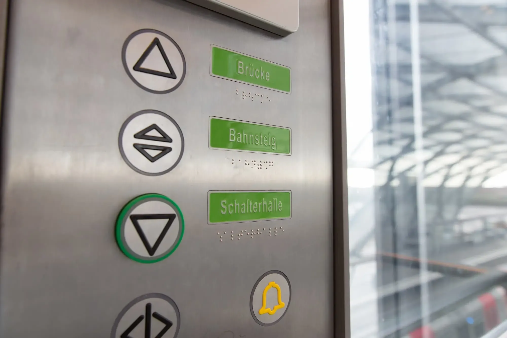 Referenz: Hydraulik für die Hochbahn | LUTZ Aufzüge